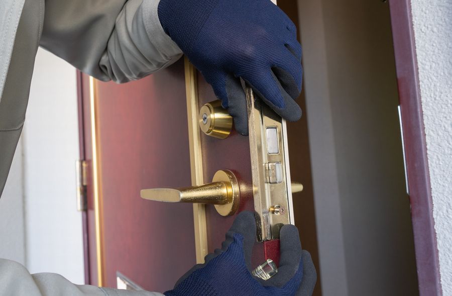MIWAの鍵の種類の見分け方はこの2つ！DIYで鍵交換する方法も解説 - 暮らしの119番 カギのトラブル